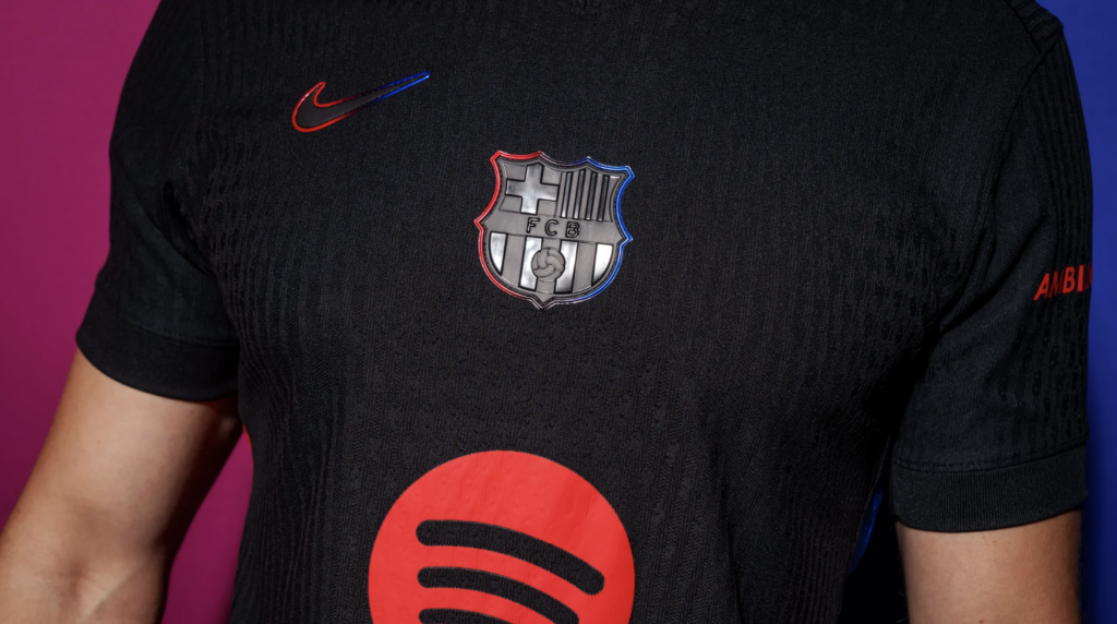 Barcelona presenta su segundo uniforme, es negro